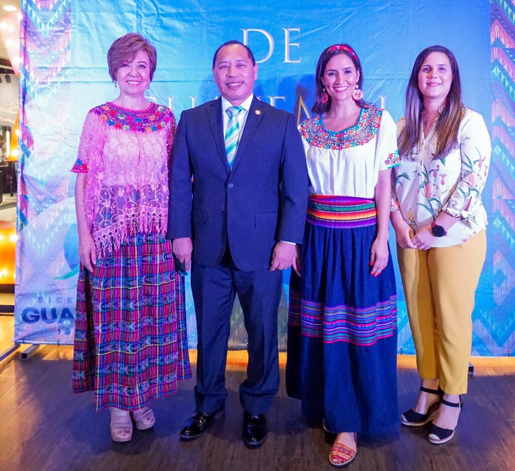 Cultura y colorido de trajes típicos matizan bicentenario de ...